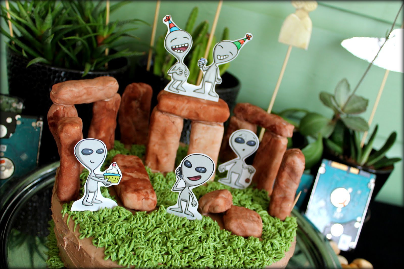*~my house is cuter than yours~*: Ancient Alien Party Eats