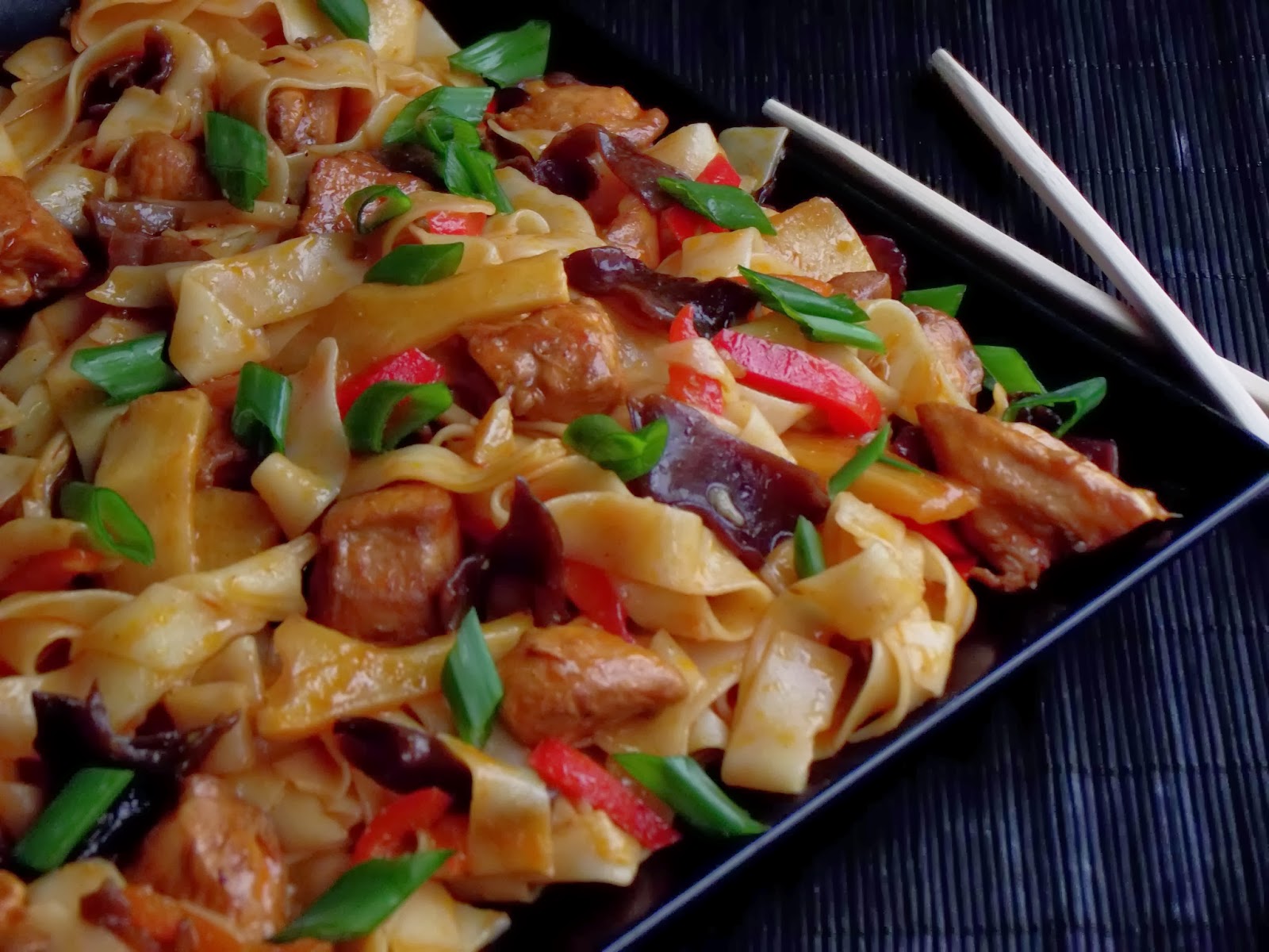 Taitei cu pui si legume in stil chinezesc - CAIETUL CU RETETE