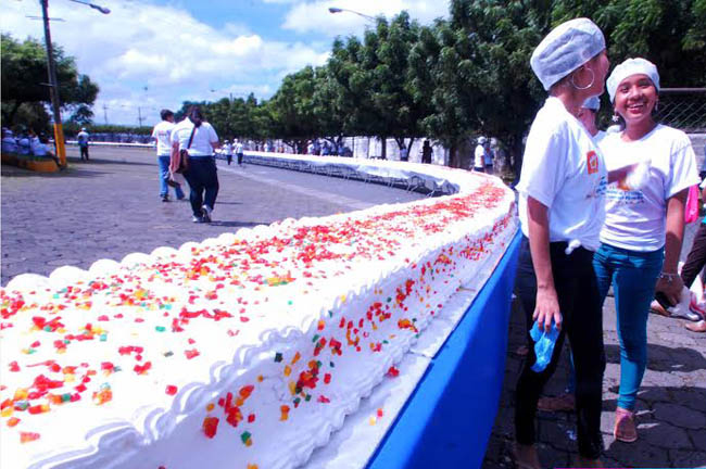 CAFE PRENSA: TUCUMAN QUIERE LA TORTA MAS GRANDE DEL MUNDO