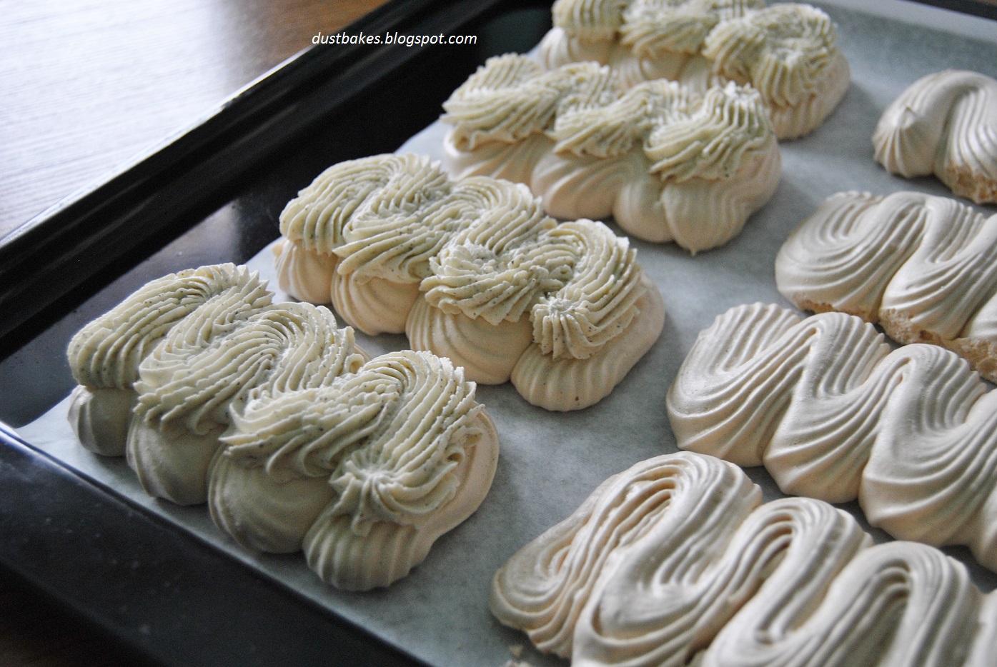 dust bakes: Bezy z kremem kawowym