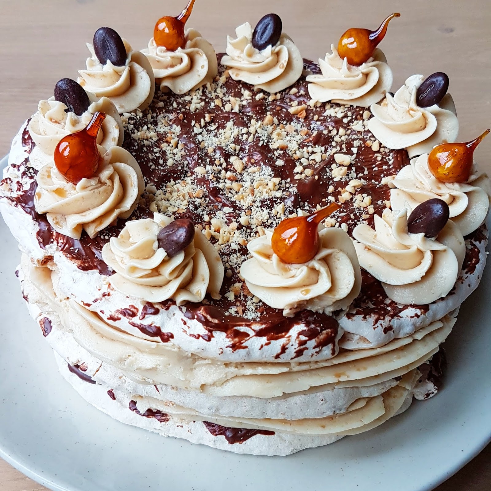 Ellouisa: Hazelnoot-schuimtaart