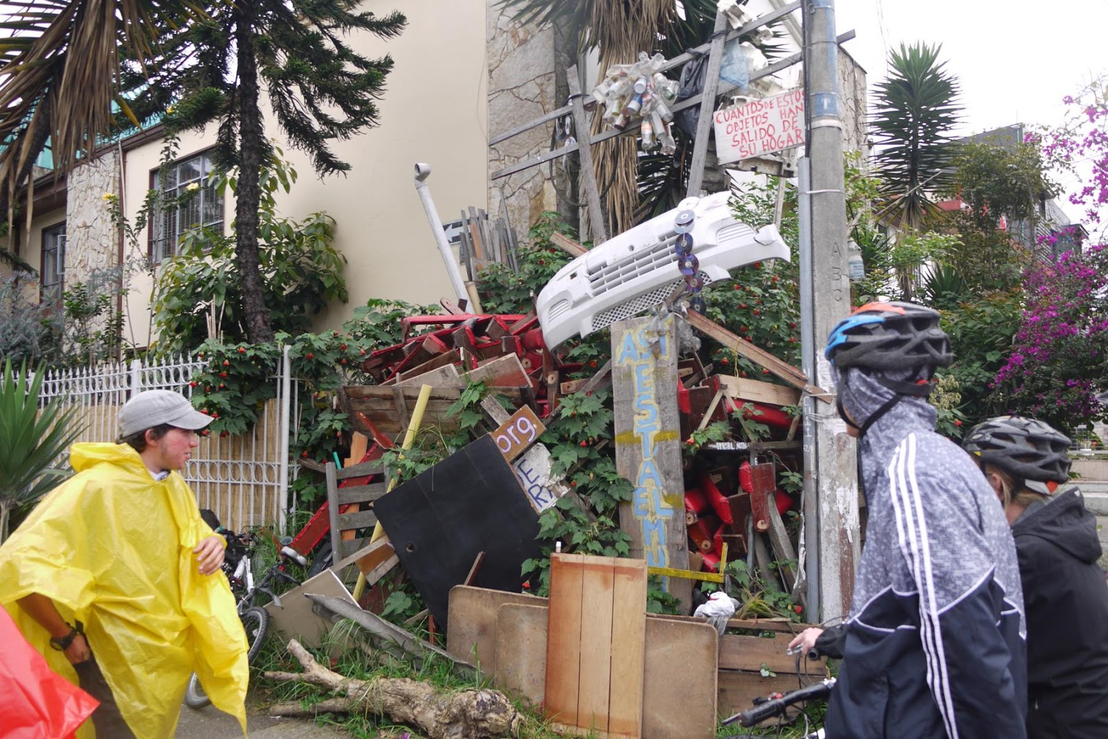 Mike's Bogota Blog: The Trash Museum: A Monument to Wastefullness