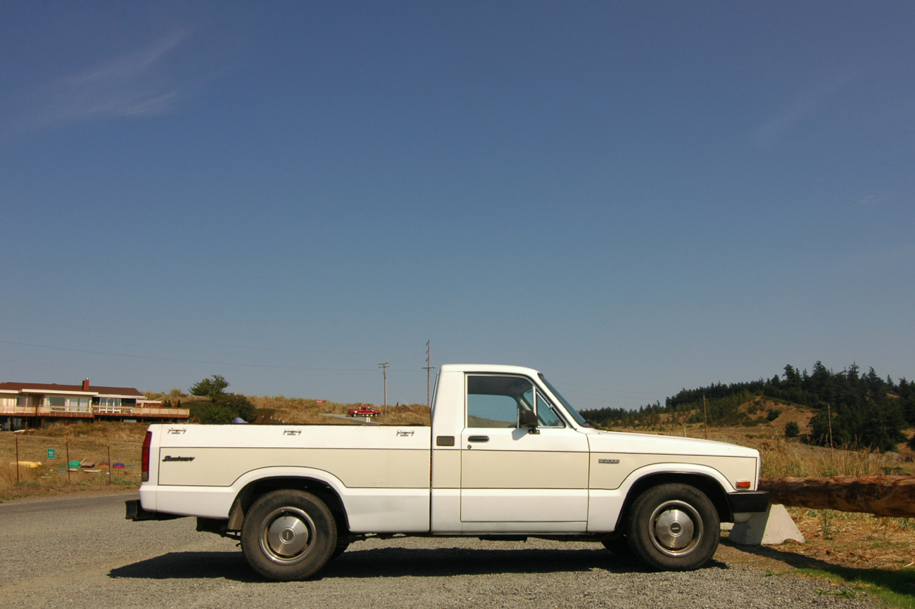 OLD PARKED CARS.: 1983 Mazda B2000 Sundowner.