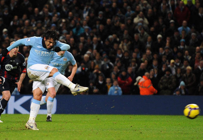 SOCCER SKILLS AND TRAINING: Advantages of Playing with Both Feet