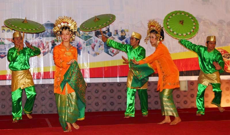 Welcome to Indonesia Blog: Umbrella Dance from West Sumatra