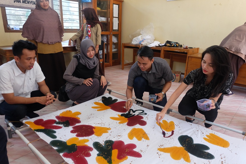 MENGENAL BATIK DENGAN TEHNIK CIPRAT DAN KUAS DI KOTA METRO. ~ DUNIAINDRA