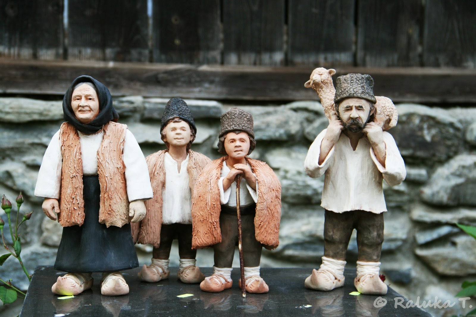 A world of colours: Figurine din lut