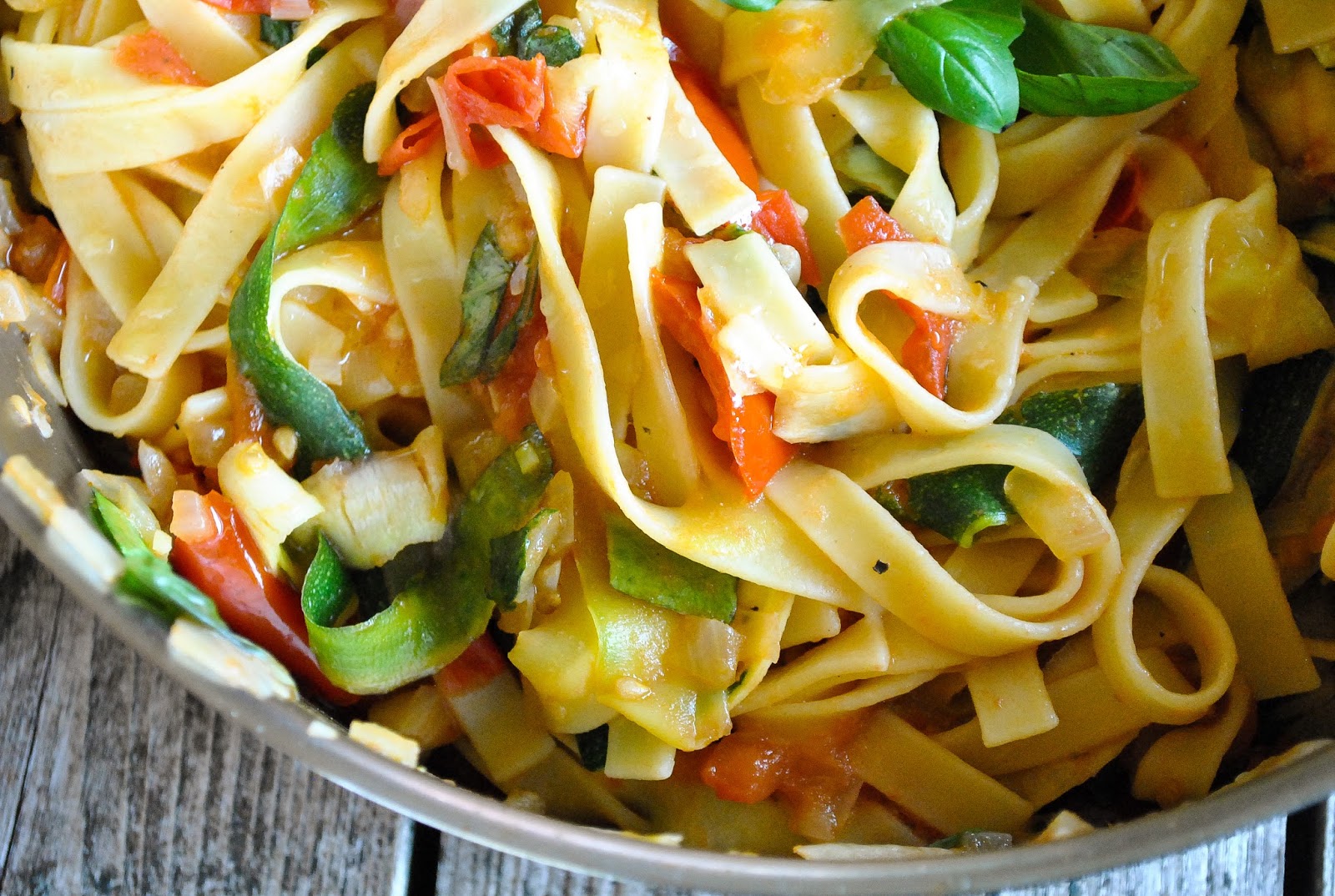 Tagliatelle pasta suvikõrvitsa ja tomatiga | Taimetoit.ee