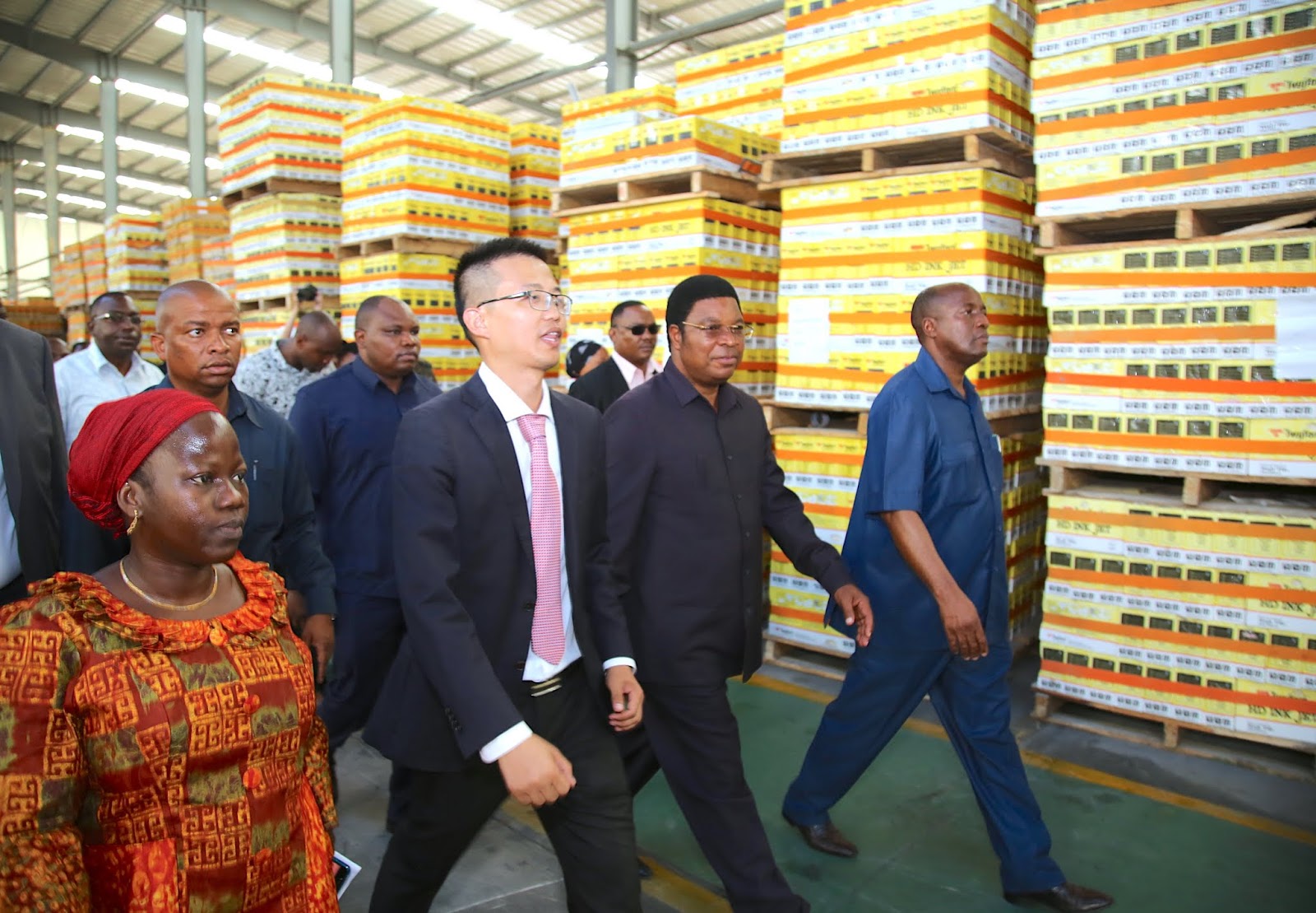 MAJALIWA ATEMBELEA KIWANDA CHA MARUMARU CHA KEDA KILICHOPO CHALINZE - OWM