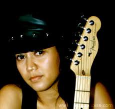 Biografi Musisi DEWIQ « VAN CODET