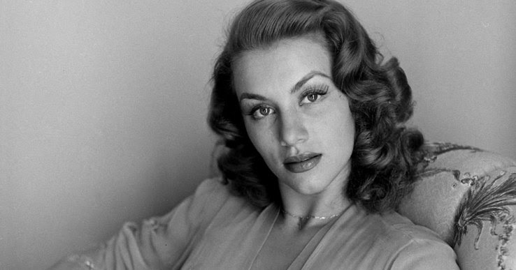 Beautiful Portraits of the First Bond Girl Linda Christian in 1945 ...