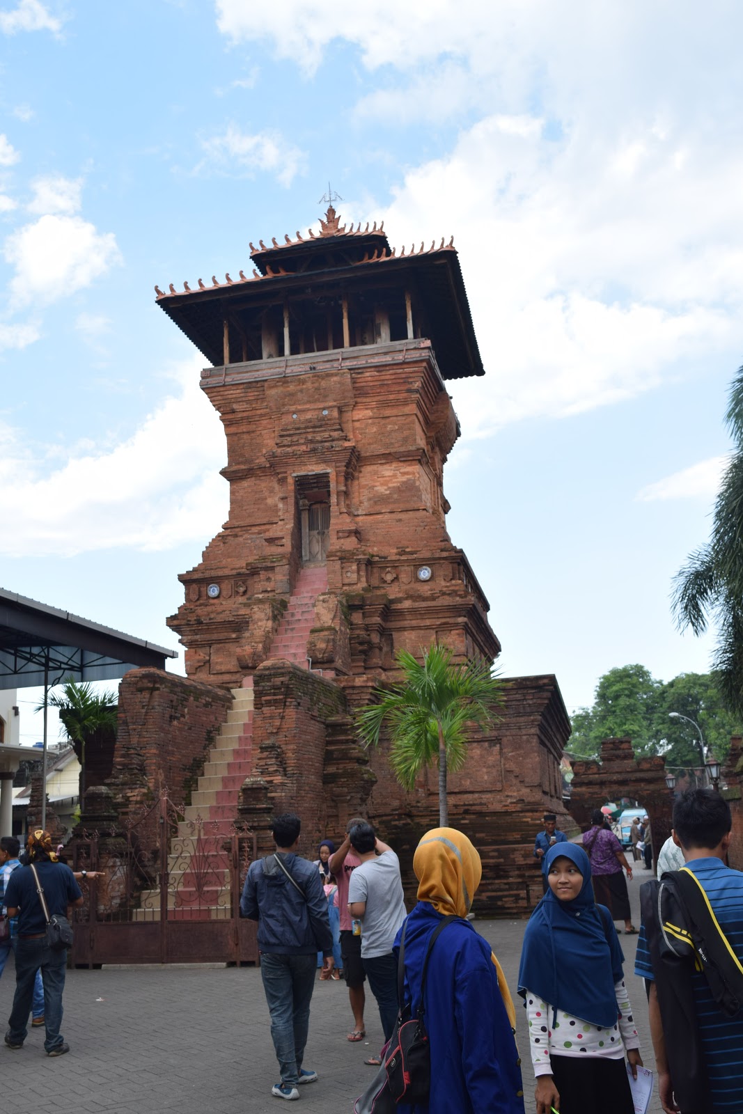SEJARAH DAN KEUNIKAN MASJID MENARA KUDUS