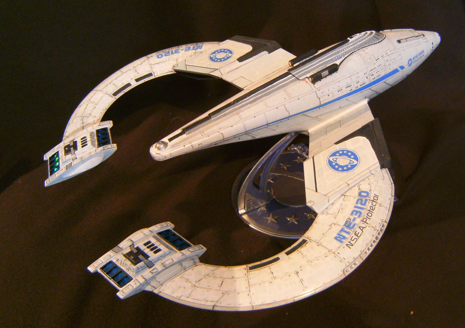 Happyscale-Modellbau: N.S.E.A. Protector (Galaxy Quest) - Pegasus Model ...