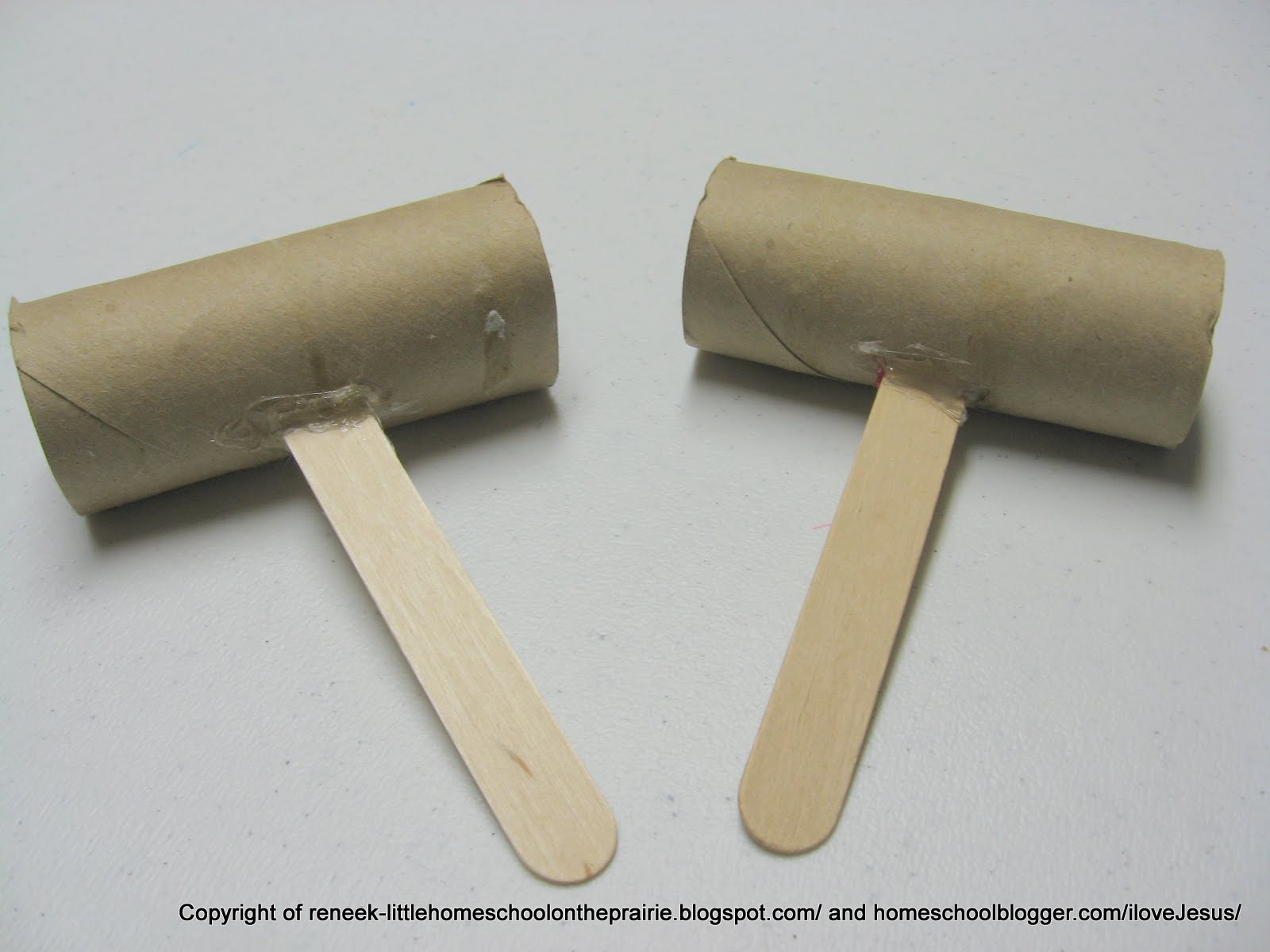 Little Homeschool on the Prairie: Gragger Craft for Purim