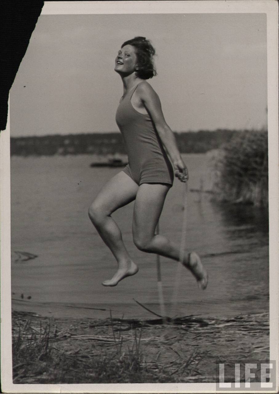 75 Vintage Snapshots That Show What Summer Fun Looked Like From Between ...