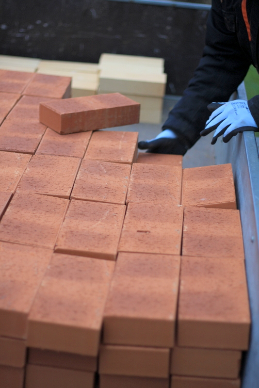 K niin kuin Koti: Muurattu tiilitakka