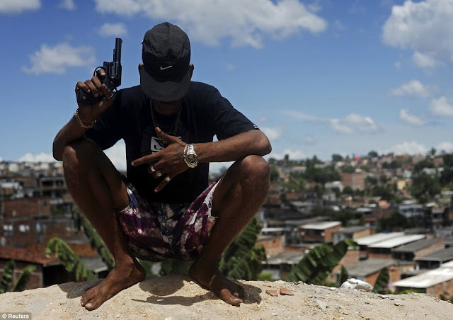 Last Days Watchman: Children who carry guns in Brazil: Shocking images ...