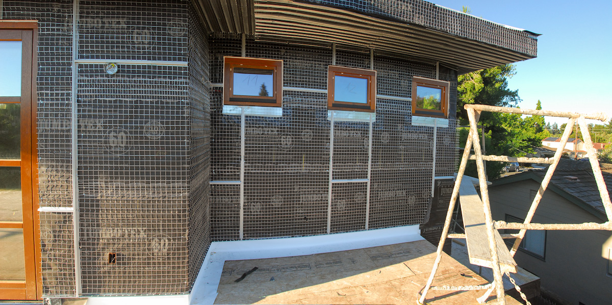 ROBOKOO: Stucco preparation: regelts and wire mesh.