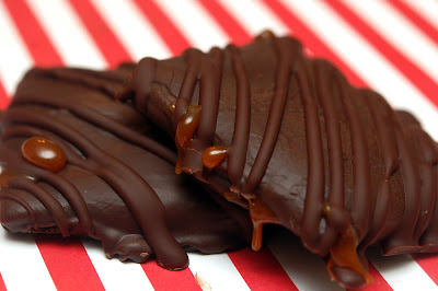 CARAMEL & CHOCOLATE DIPPED GRAHAM CRACKERS!!! - Hugs and Cookies XOXO