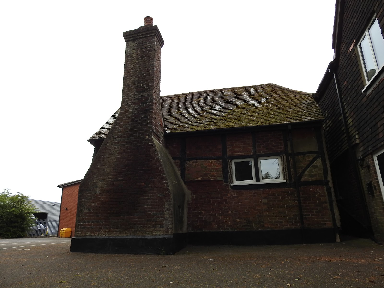 Crawley Old Town: EIGHT PICTURES: County Oak Cottage