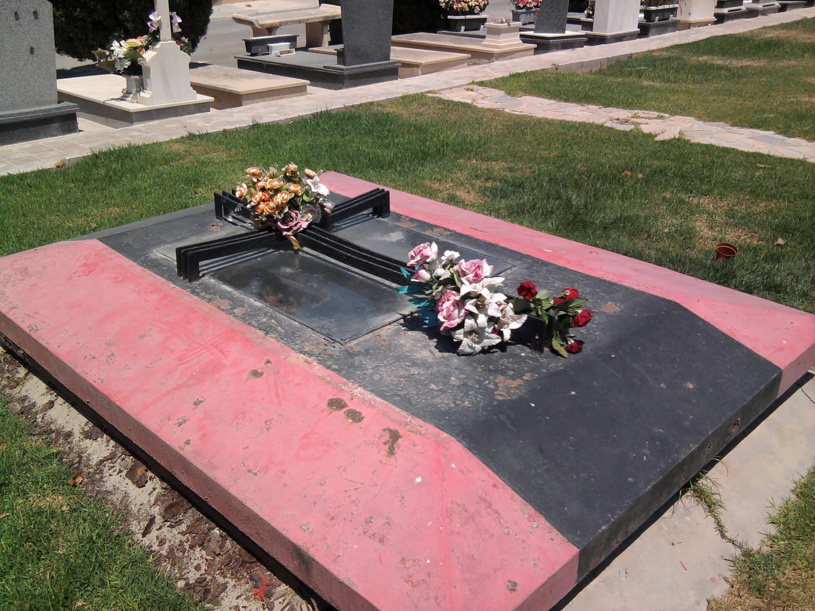 ALICANTE NACIONAL: TUMBA DE JOSE ANTONIO,EN ALICANTE