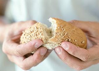 Blog Jóvenes Dehonianos: GESTOS DE PASIÓN: PARTIR EL PAN