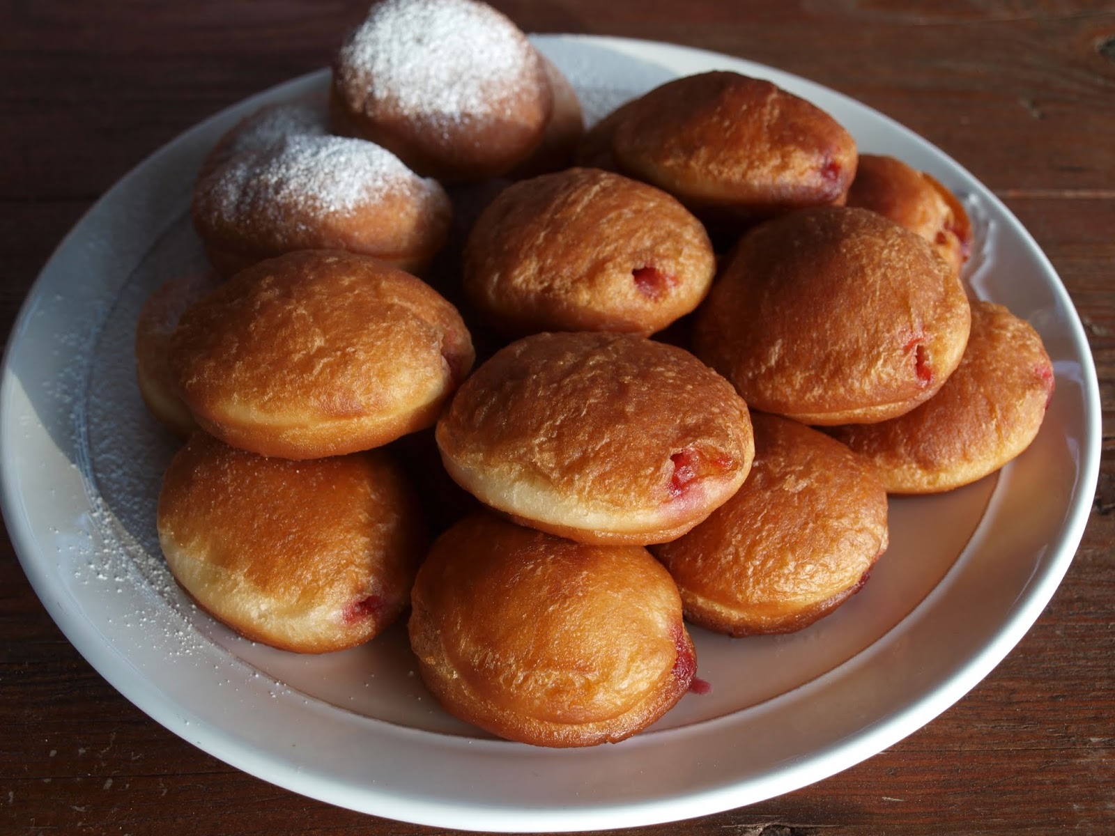 baltoje lėkštėje: Mielinės spurgos