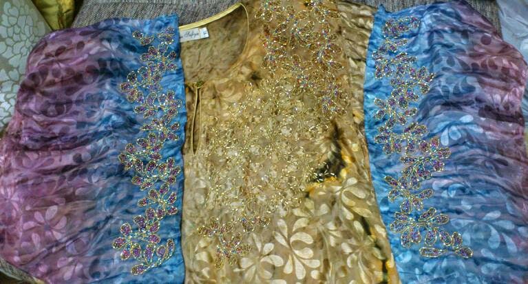 Manik Labuci Pengantin: Jahitan manik pada baju kurung kosong