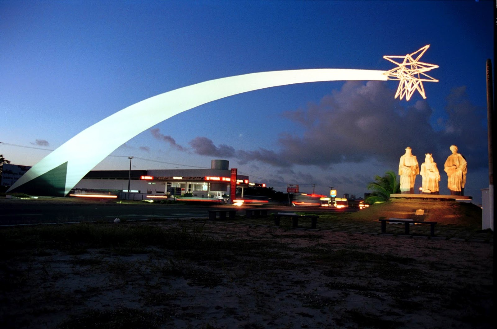 A Voz de Rodolfo Fernandes: SUGESTÕES PARA O PÓRTICO DE ENTRADA DA CIDADE.