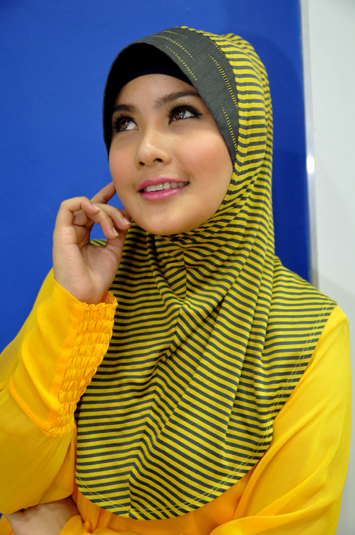 Artis Insider: Album: Adeline Tsen (Hotel Mania) Comel Bertudung