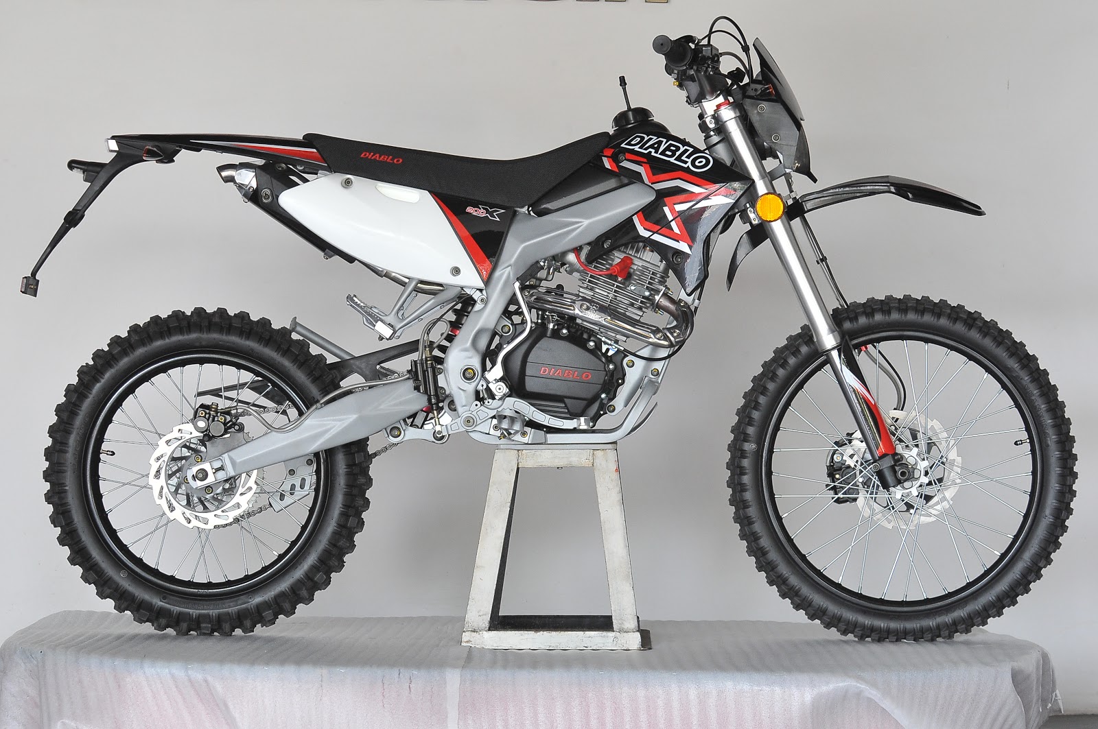 MOTOR TRAIL: Motor Trail Diablo 200X