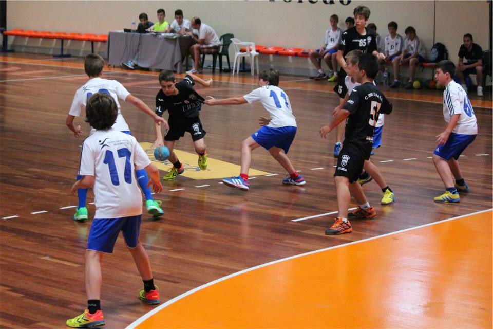 Initiation Handball: Feint: a basic technical gesture in handball