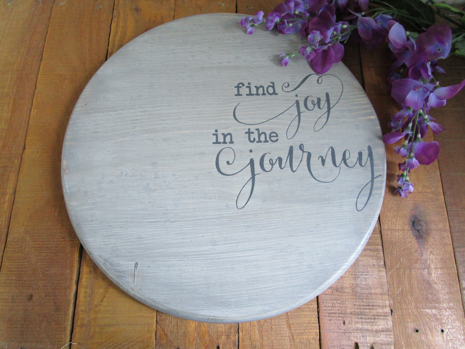 Northwoods Attic: Round Distressed Farmhouse Style Wood Signs