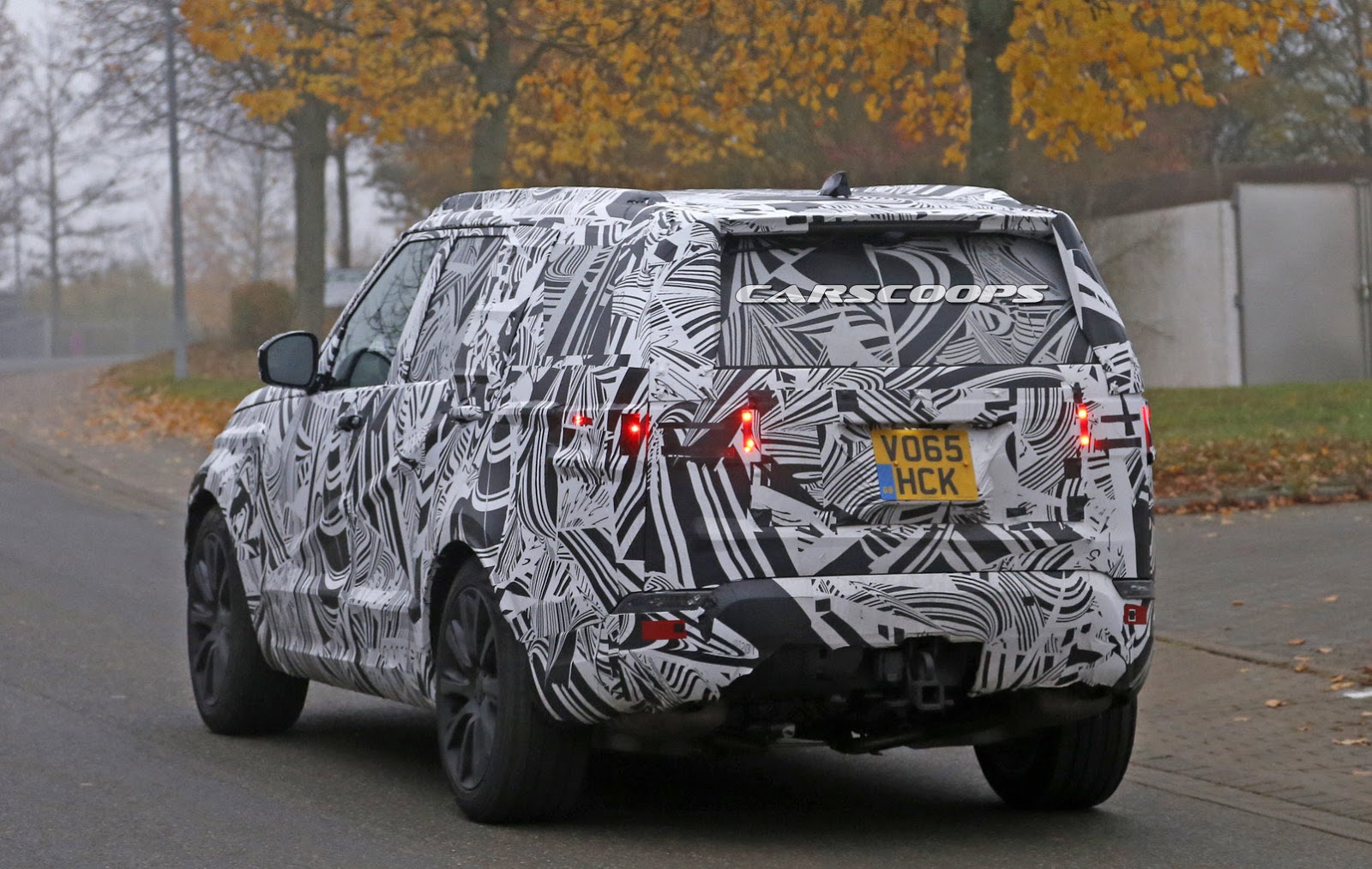 2017 Land Rover Discovery 5 spied testing for the first time | VW ...