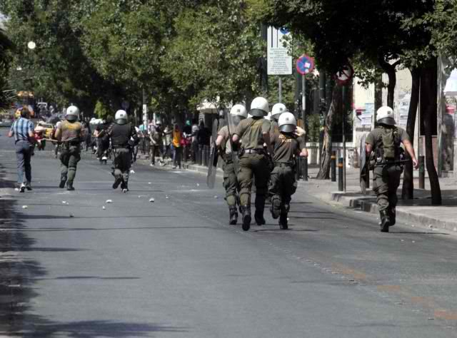 ΤΩΡΑ... ΧΑΟΣ ΣΤΟ ΚΕΝΤΡΟ ΤΗΣ ΑΘΗΝΑΣ... ΜΑΥΡΟΙ ΣΥΓΚΡΟΥΣΤΗΚΑΝ ΜΕ ΤΗΝ ...