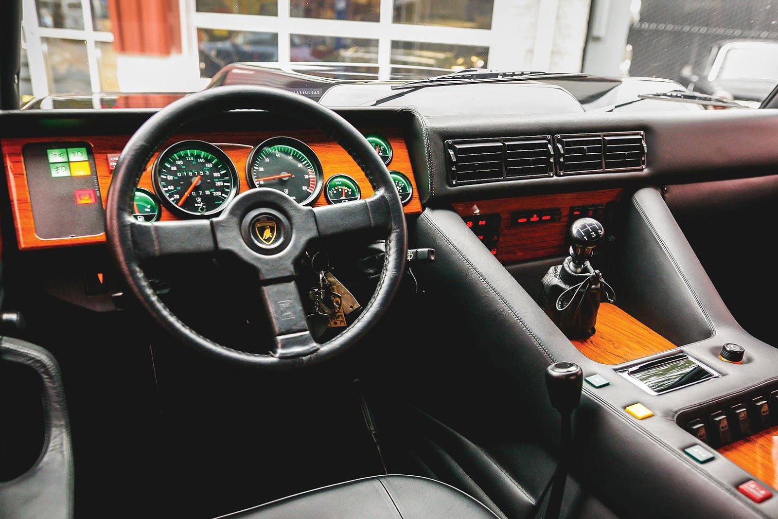 經典就是值得！90年代美規Lamborghini LM002拍賣價硬是比新休旅貴2倍！ | SanjiNoir 黑侍樂讀