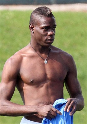 TUTTI I LOOK E I TAGLI DI CAPELLI 2012 DI MARIO BALOTELLI IL FAMOSO ...