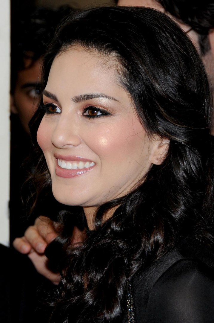 Sunny Leone Having A Black Dress To Walk In For Interview Sunny Leone