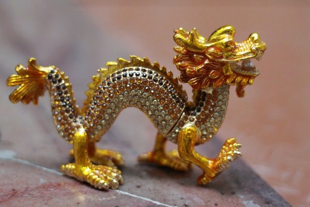 Warung Magelangs: PATUNG NAGA LOGAM