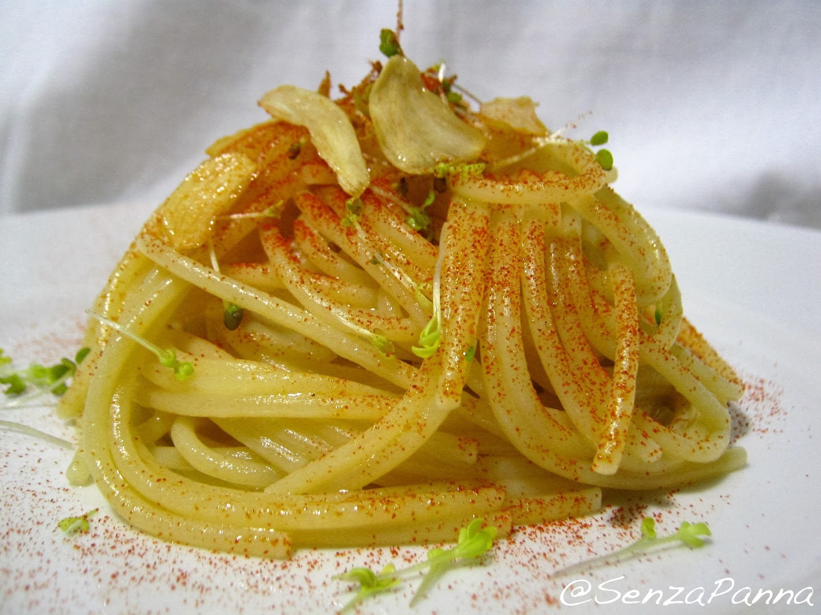 SenzaPanna: Spaghetti aglio, olio e peperoncino. La ricetta del lunedì.