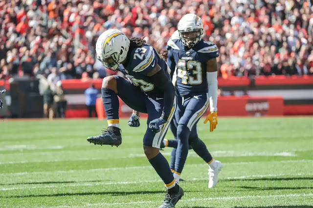 Michael Davis steps into the spotlight; Warner, Williams go head-to ...