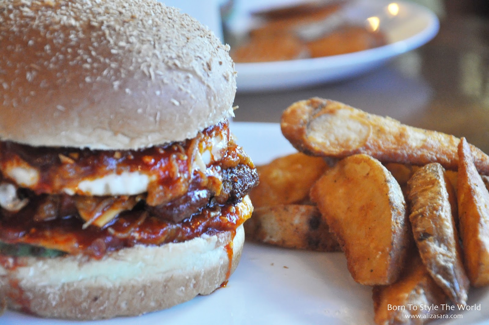 Sara Wanderlust: Big Hug Burger // U.S Fries & Burgers Fiesta