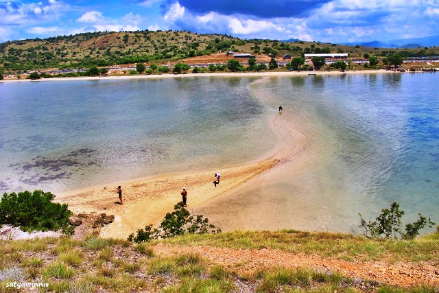 Pantai Lariti Antara Wisata Andalan Bima dan “Noda” - Visioner Berita Bima