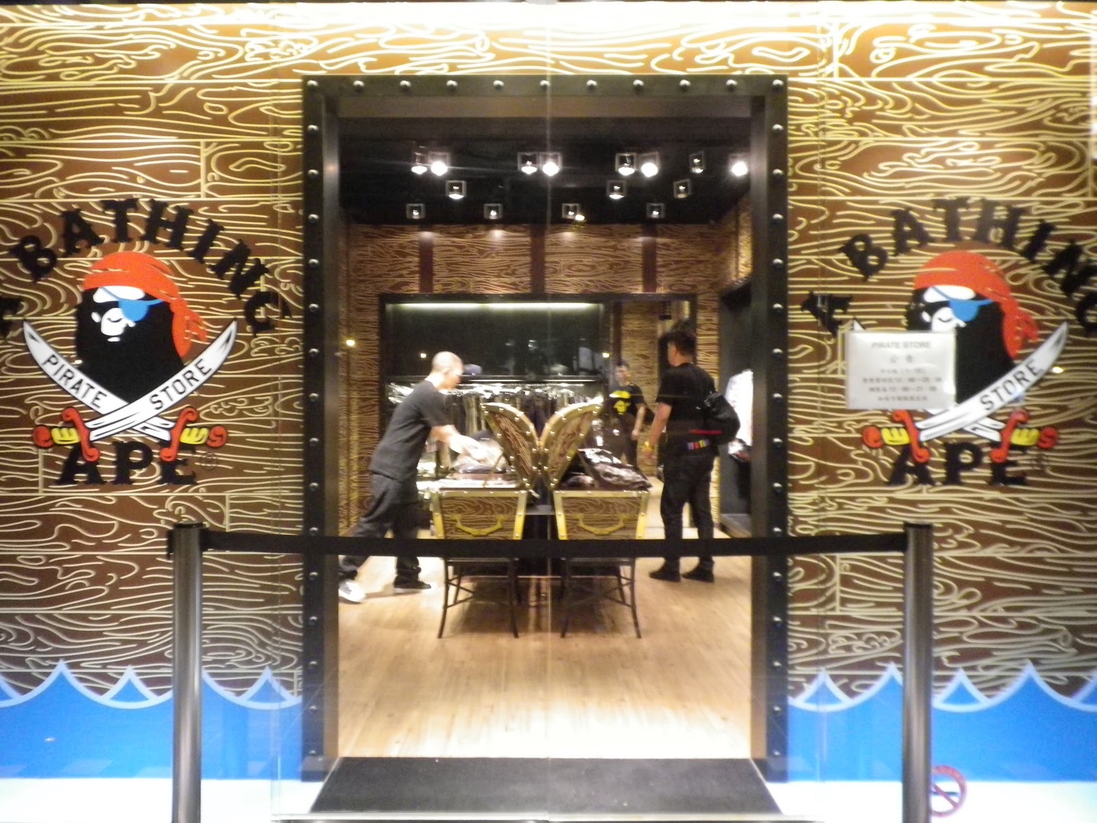 maruco.com: A BATHING APE PIRATE STORE in 台北
