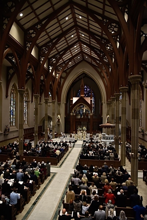 CATHOLICVS: Miles de personas asisten a la solemne Santa Misa ...