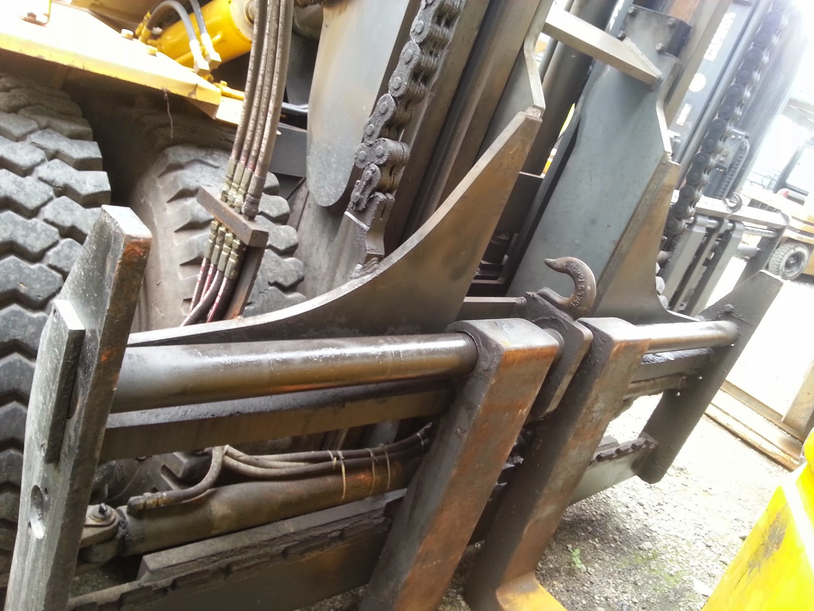 HEAVY EQUIPMENT ( CONSTRUCTION MACHINERIES): TCM JAPAN LIFTER 16 TON 2007