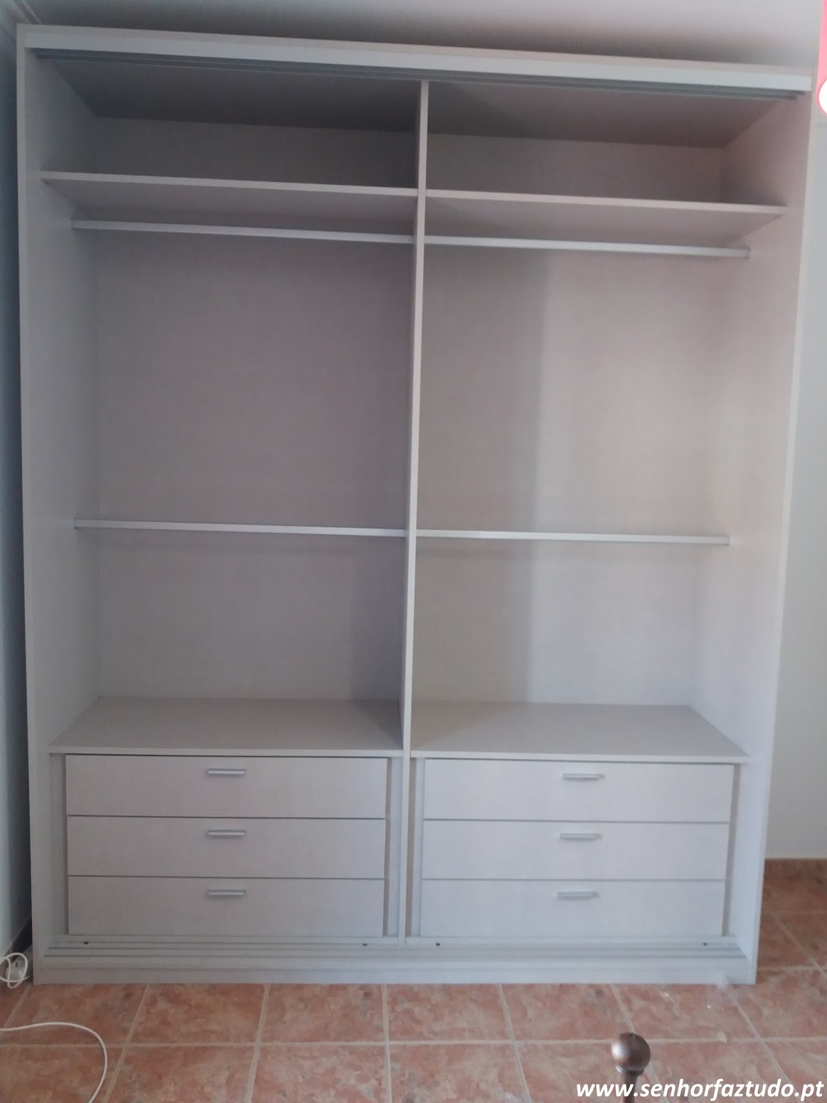 Montagem de um roupeiro Leroy Merlim