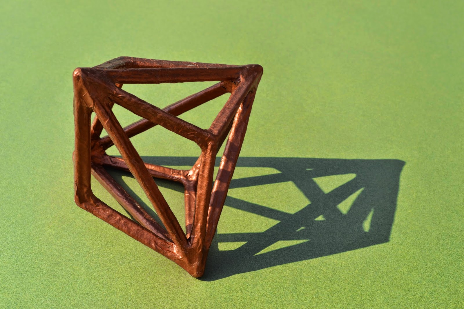 Ralph van Raaij: Driehoekige tetraëder (triakis tetrahedron)