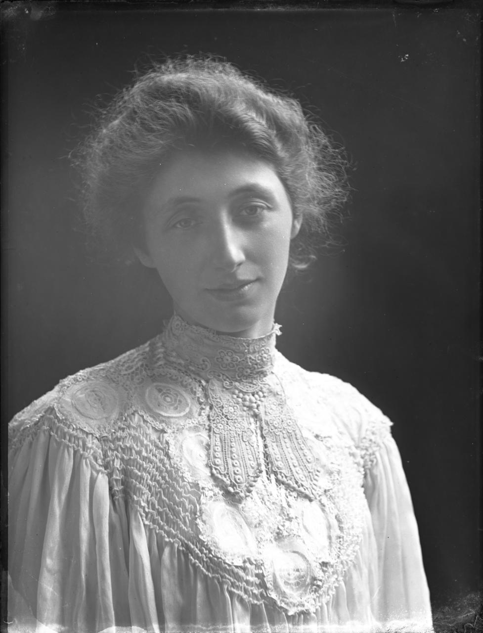 The History Bucket: Olive Edis, photographer in the light