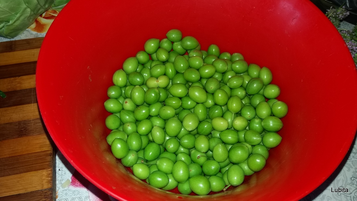 Lulu - Povesti din Bucatarie: Bors cu cartofi si corcoduse verzi